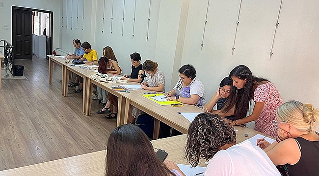 YAZAR VE SANATÇI EVİ'NDE ATÖLYE ÇALIŞMALARI BAŞLADI - Gazete Çan YAZAR VE SANATÇI EVİ'NDE ATÖLYE ÇALIŞMALARI BAŞLADI - Gazete Çan